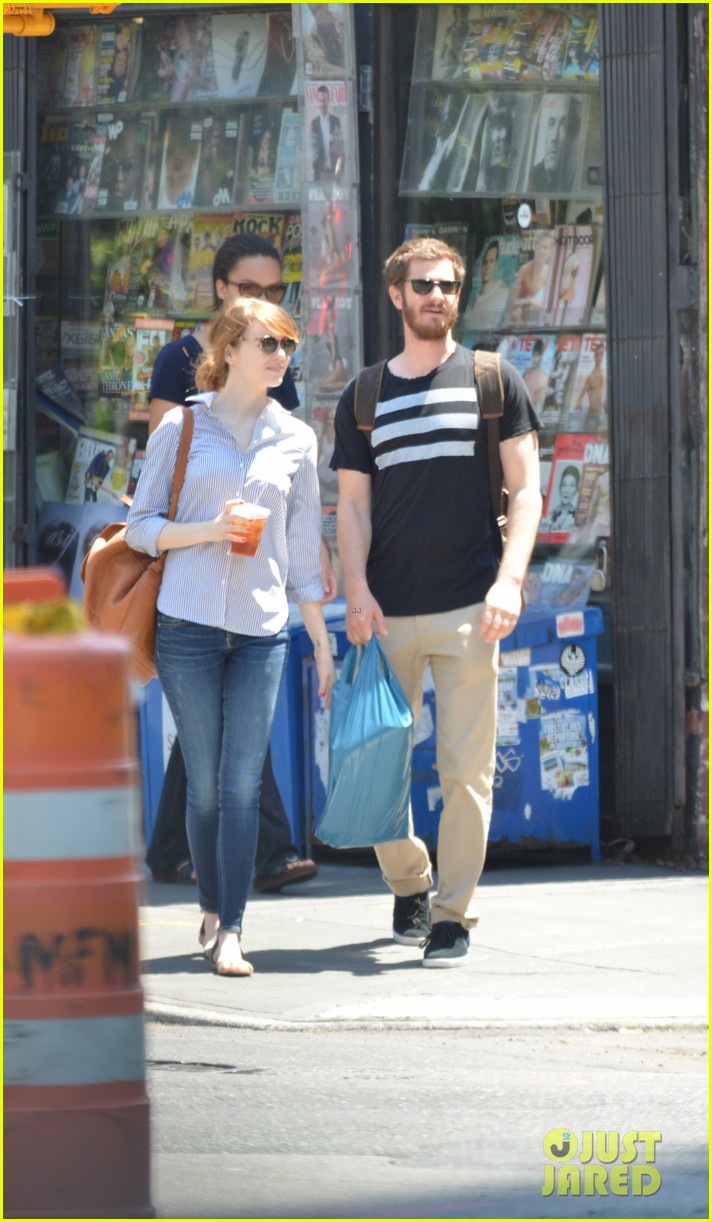 Andrew Garfield Confronts Paparazzi on Stroll with Emma Stone: Photo ...