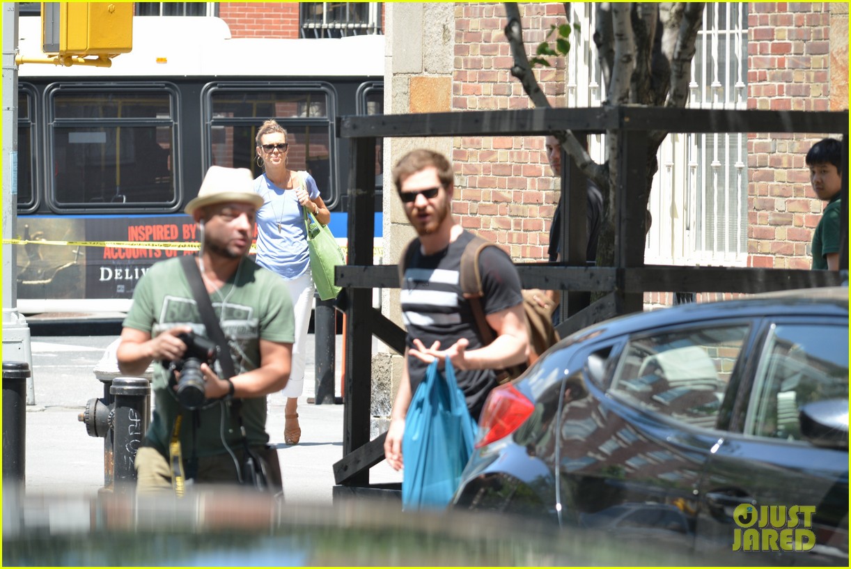 Andrew Garfield Confronts Paparazzi on Stroll with Emma Stone: Photo ...