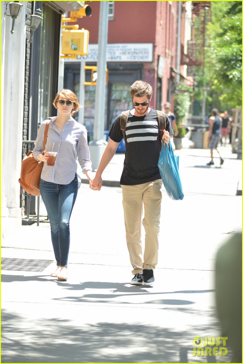 Andrew Garfield Confronts Paparazzi on Stroll with Emma Stone: Photo ...