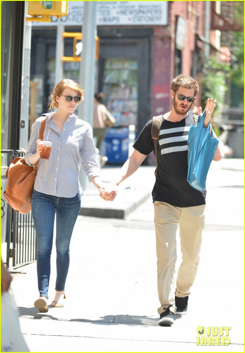Andrew Garfield Confronts Paparazzi on Stroll with Emma Stone: Photo ...