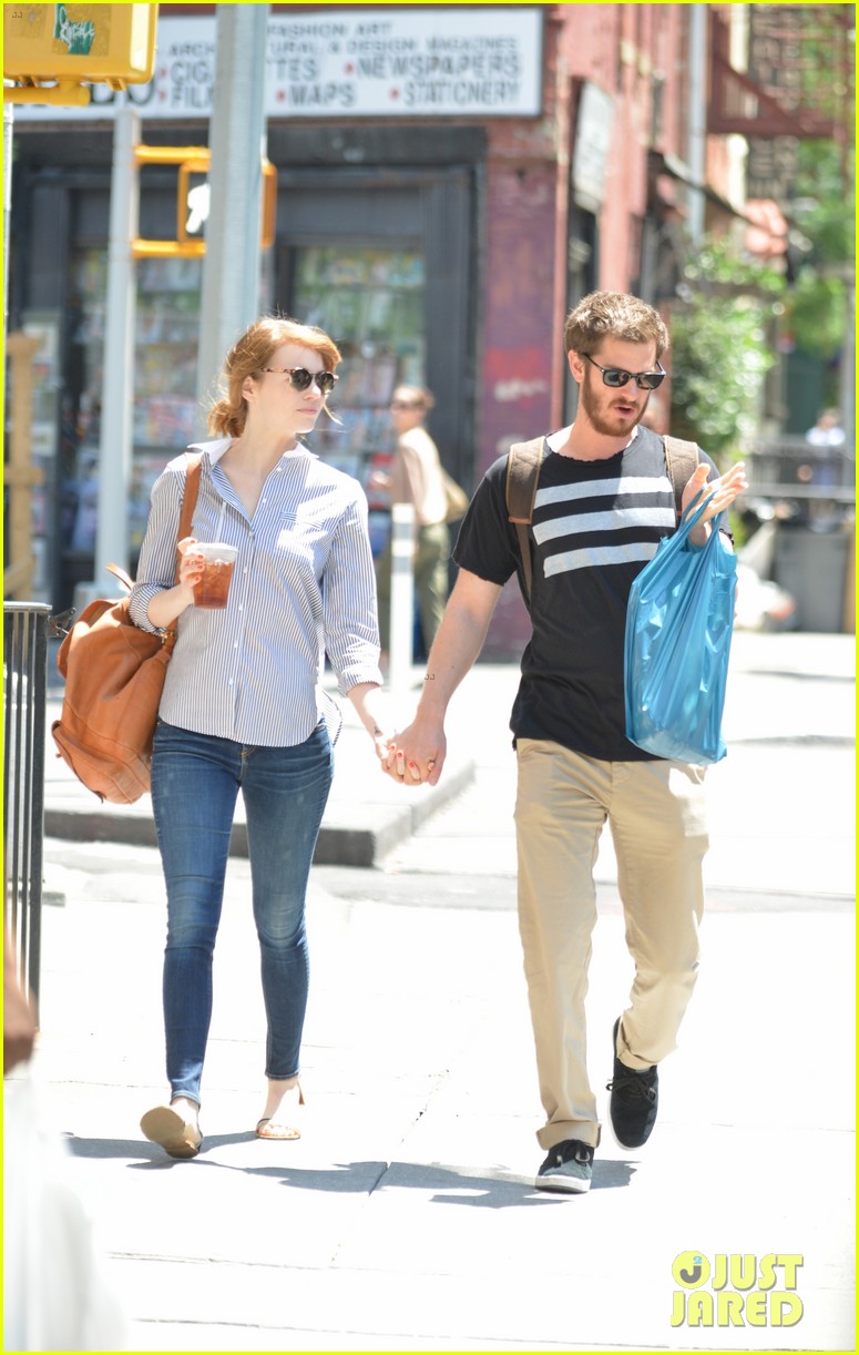 Andrew Garfield Confronts Paparazzi on Stroll with Emma Stone: Photo ...