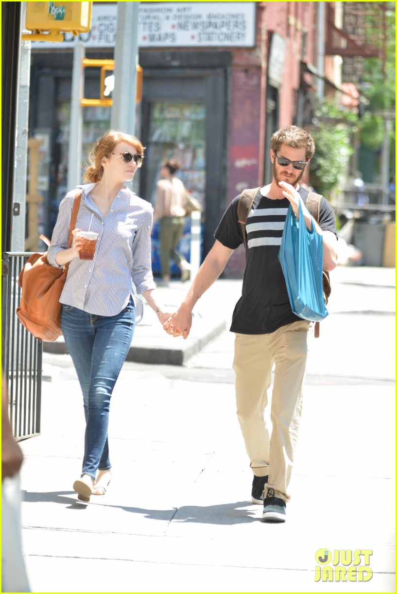 Andrew Garfield Confronts Paparazzi on Stroll with Emma Stone: Photo ...