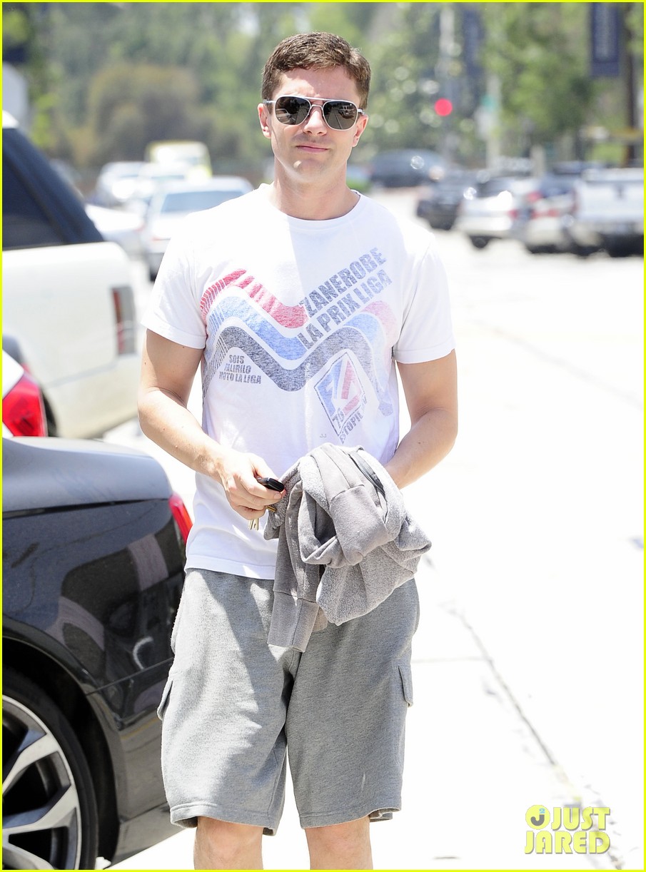 Topher Grace Makes One Fan's Day at the Gym!: Photo 3144832 | Topher ...