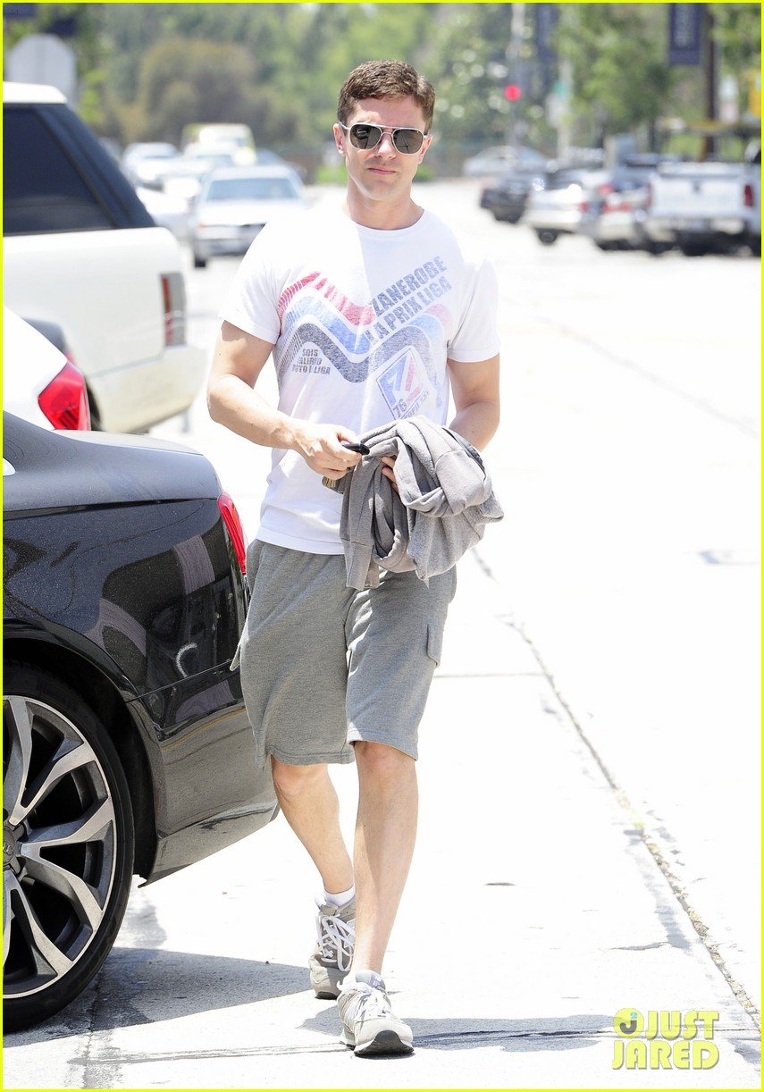 Topher Grace Makes One Fan's Day at the Gym!: Photo 3144833 | Topher ...