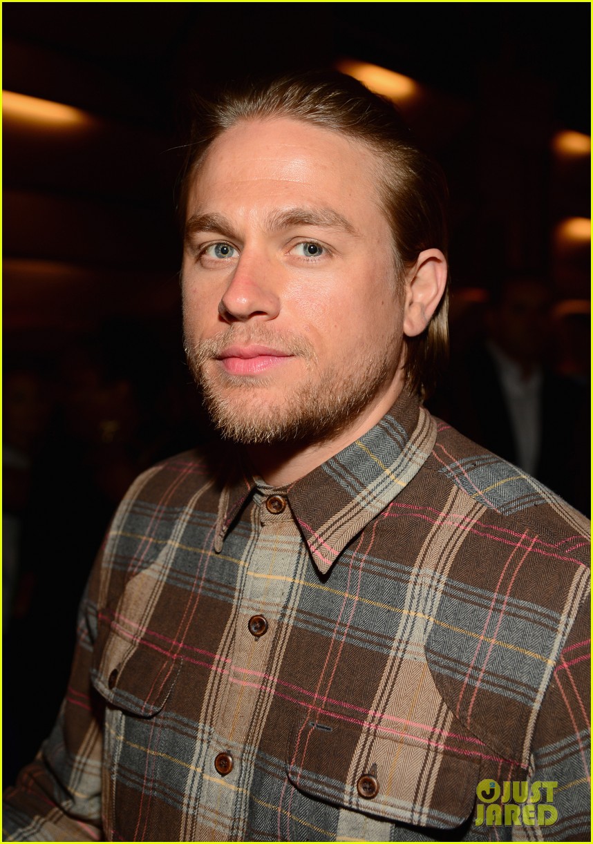 Charlie Hunnam Presents to Mark Wahlberg at Guys' Choice Awards 2014 ...
