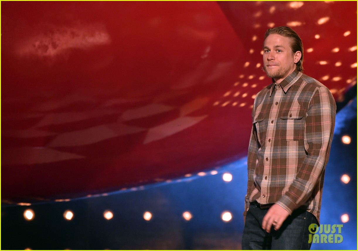 Charlie Hunnam Presents to Mark Wahlberg at Guys' Choice Awards 2014 ...