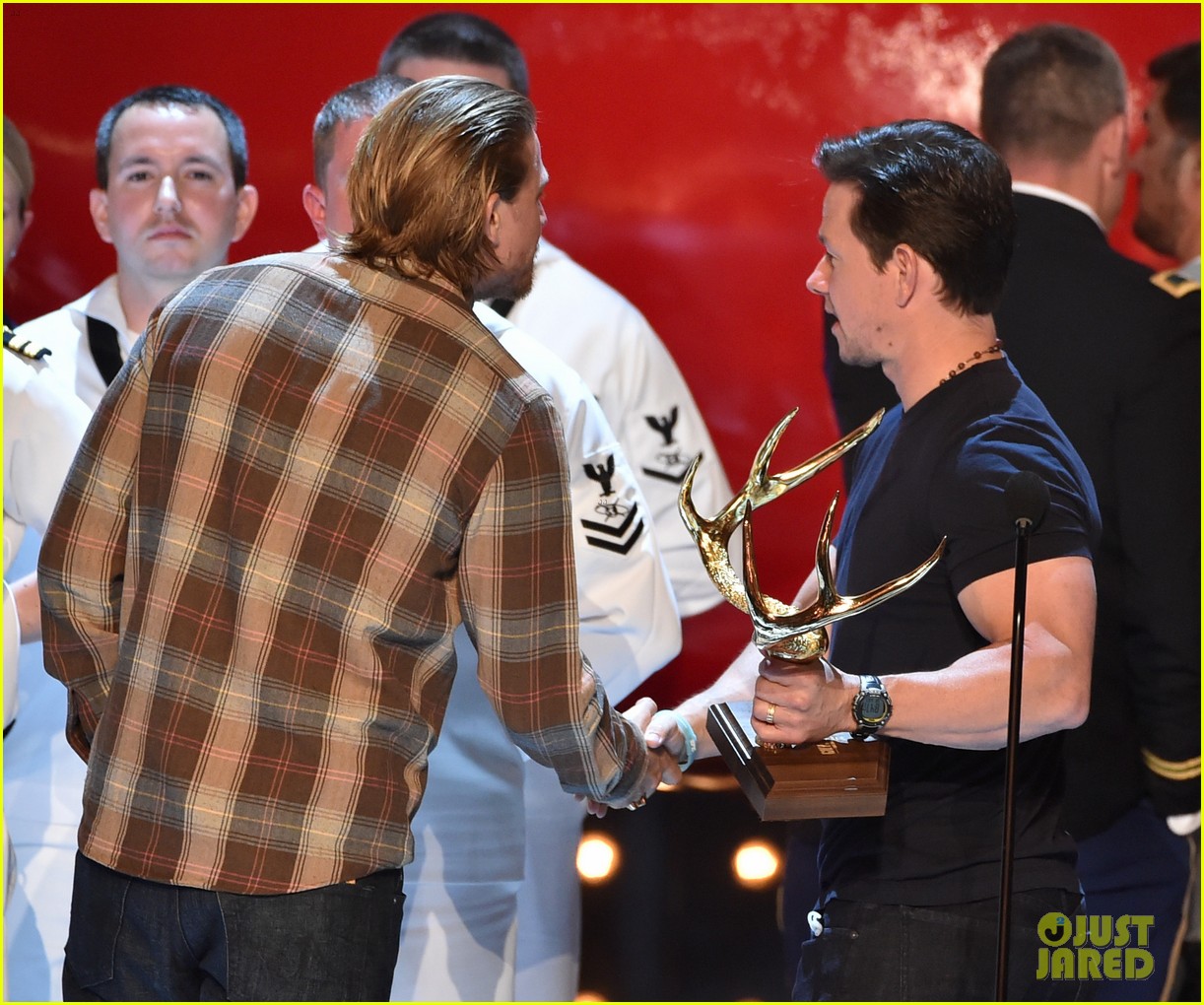 Charlie Hunnam Presents to Mark Wahlberg at Guys' Choice Awards 2014 ...