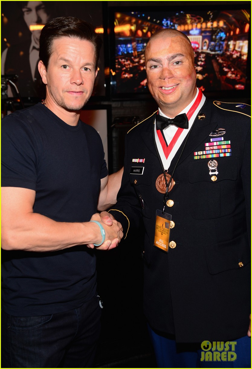 Charlie Hunnam Presents to Mark Wahlberg at Guys' Choice Awards 2014 ...
