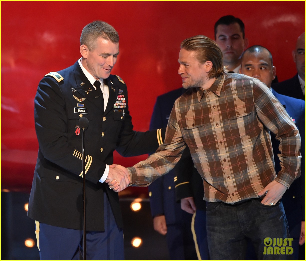 Charlie Hunnam Presents to Mark Wahlberg at Guys' Choice Awards 2014 ...