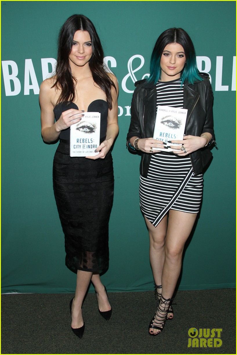 Kendall & Kylie Jenner Try to Kill Each Other in MuchMusic Video Awards ...