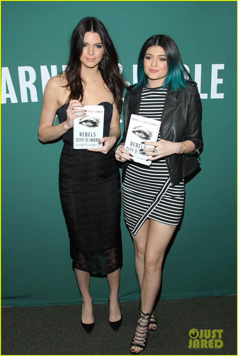 Kendall & Kylie Jenner Try to Kill Each Other in MuchMusic Video Awards ...