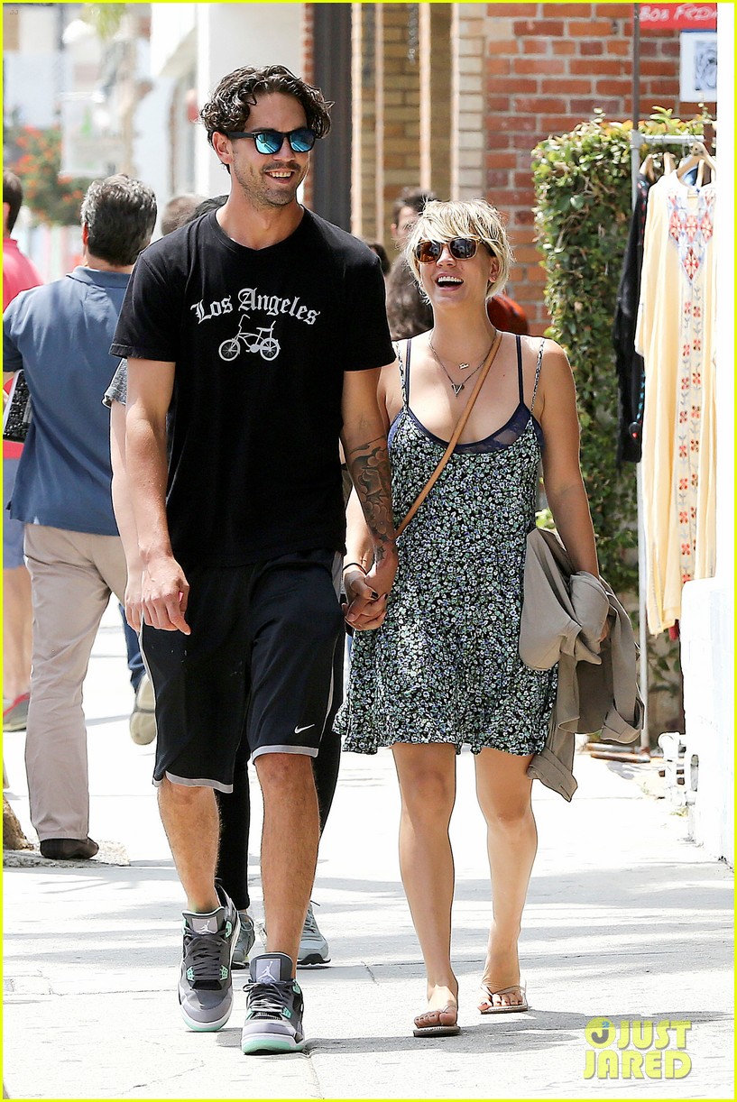 Kaley Cuoco Wears Crop Tops Now Because When She's Pregnant, She Won't ...