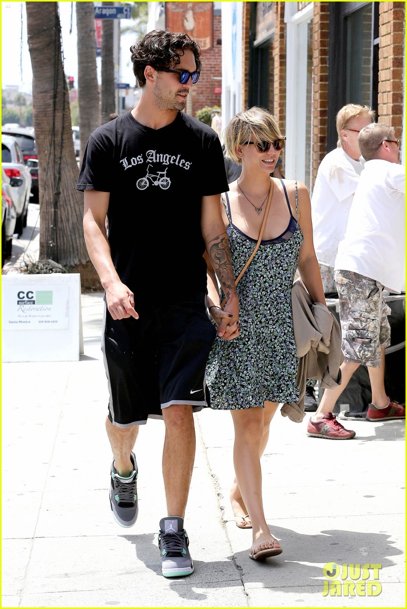 Kaley Cuoco Wears Crop Tops Now Because When She's Pregnant, She Won't ...