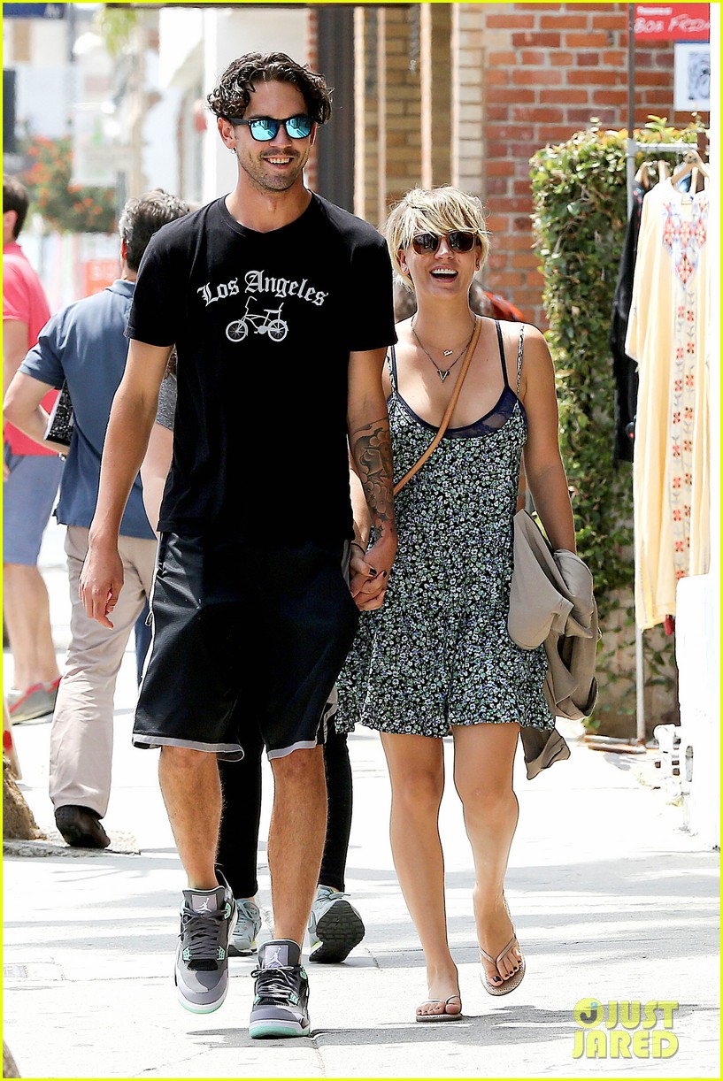 Kaley Cuoco Wears Crop Tops Now Because When She's Pregnant, She Won't ...