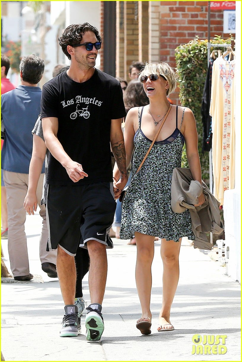 Kaley Cuoco Wears Crop Tops Now Because When She's Pregnant, She Won't ...