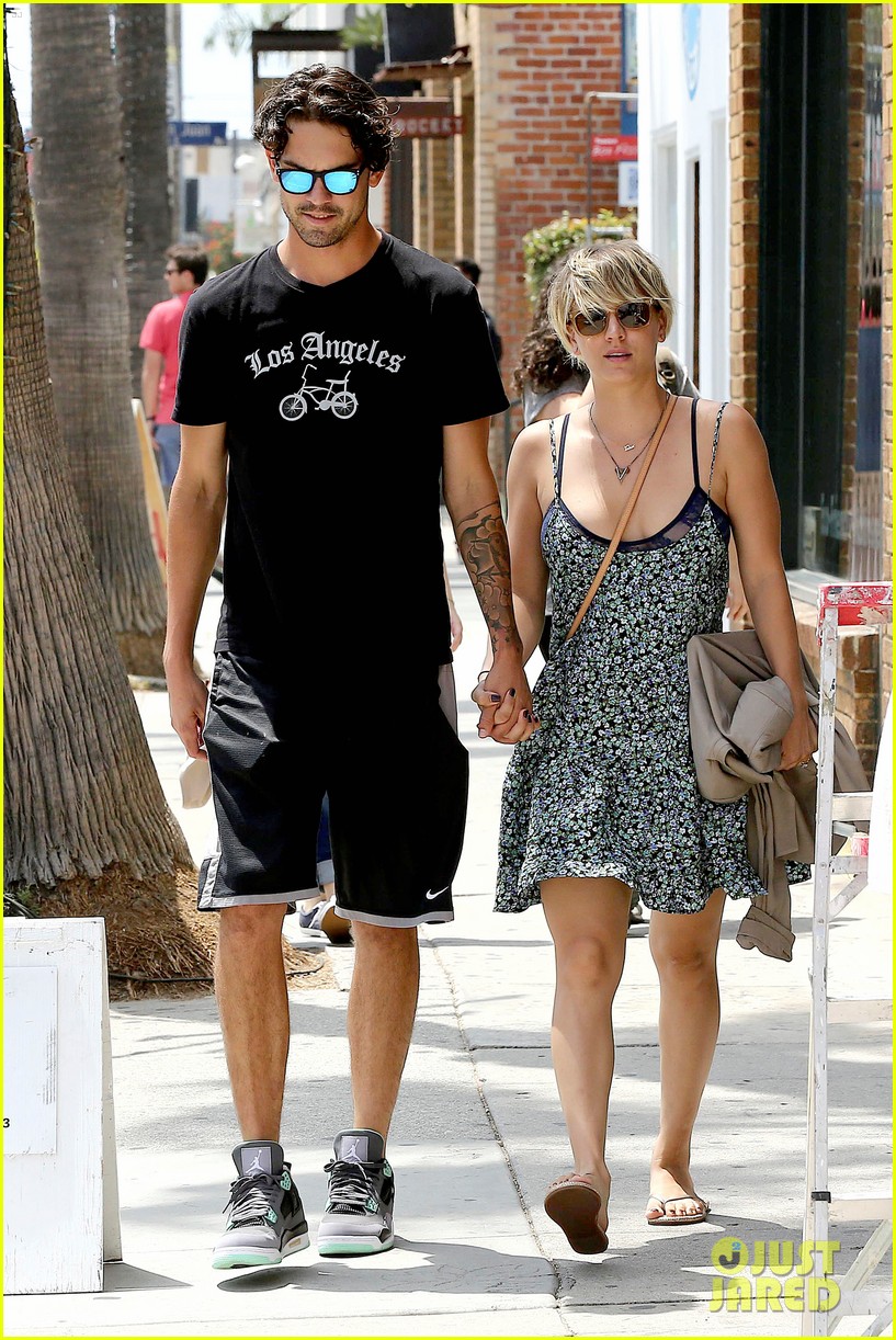 Kaley Cuoco Wears Crop Tops Now Because When She's Pregnant, She Won't ...