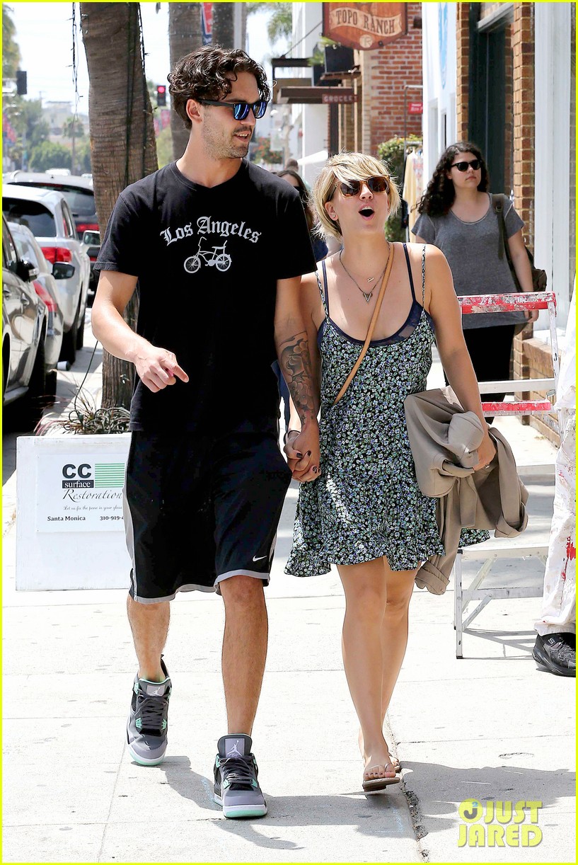 Kaley Cuoco Wears Crop Tops Now Because When She's Pregnant, She Won't ...