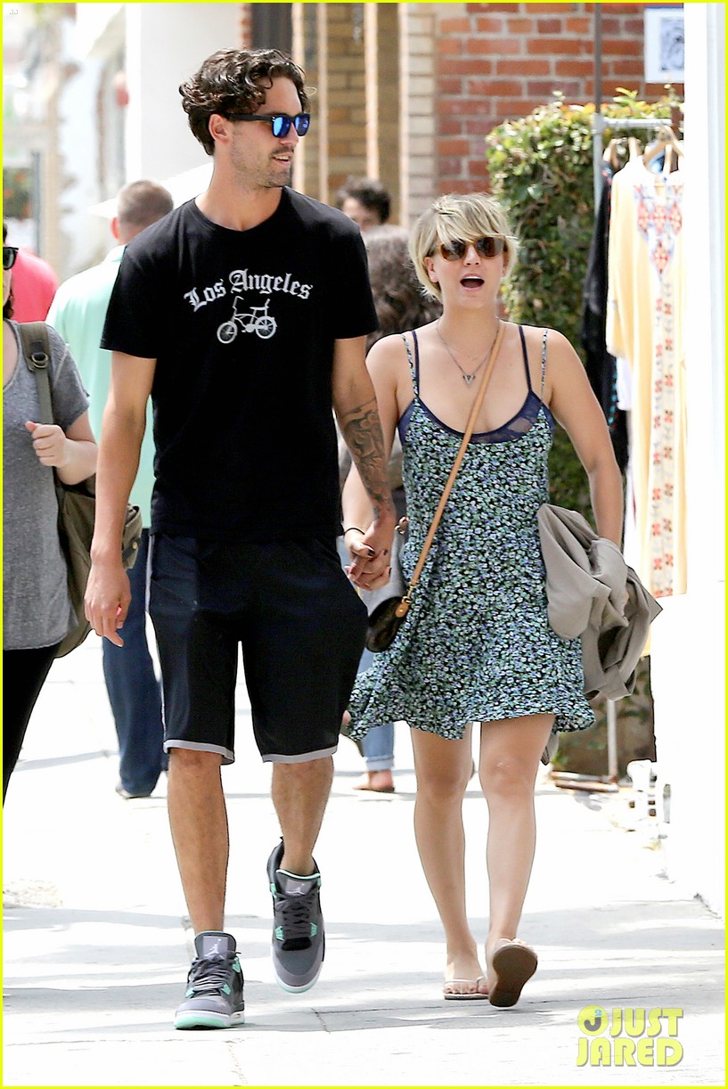 Kaley Cuoco Wears Crop Tops Now Because When She's Pregnant, She Won't ...