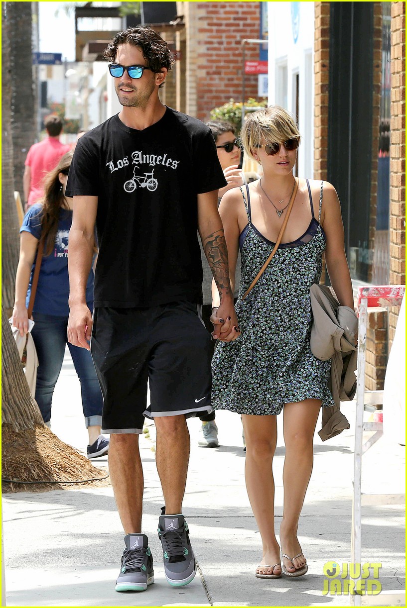 Kaley Cuoco Wears Crop Tops Now Because When She's Pregnant, She Won't ...