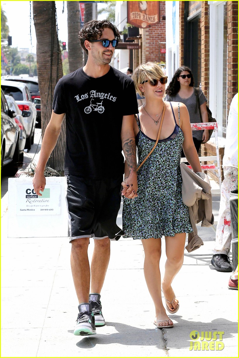 Kaley Cuoco Wears Crop Tops Now Because When She's Pregnant, She Won't ...