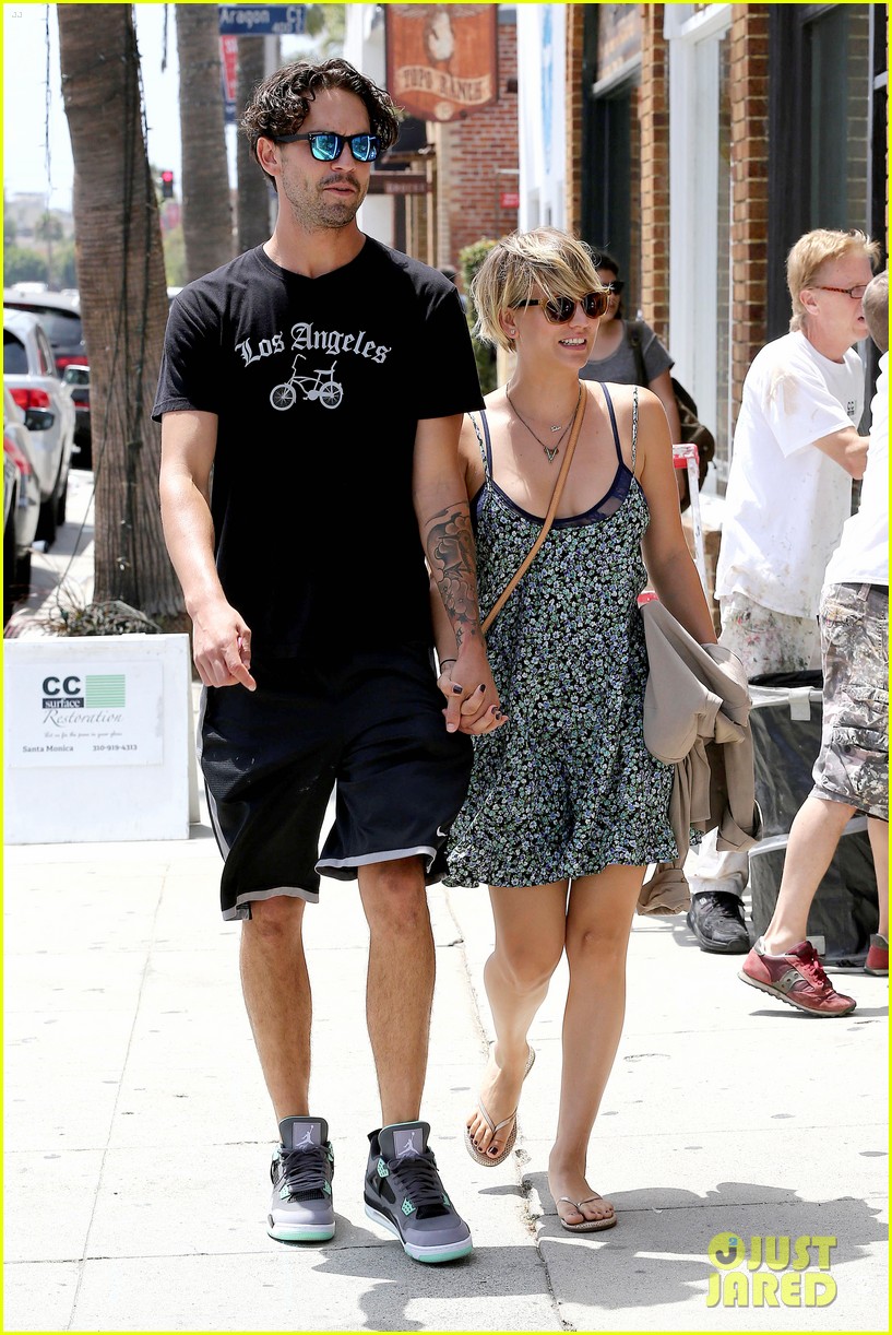 Kaley Cuoco Wears Crop Tops Now Because When She's Pregnant, She Won't ...