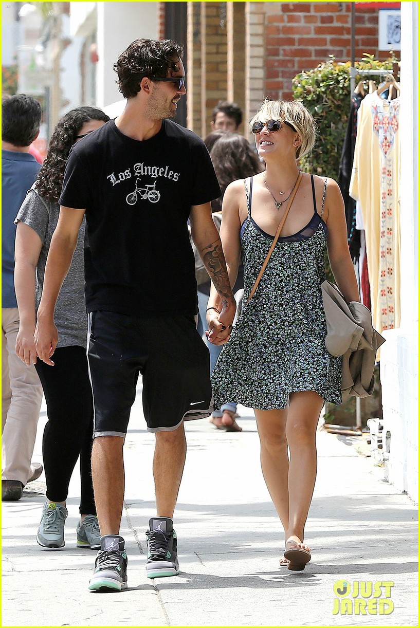 Kaley Cuoco Wears Crop Tops Now Because When She's Pregnant, She Won't ...