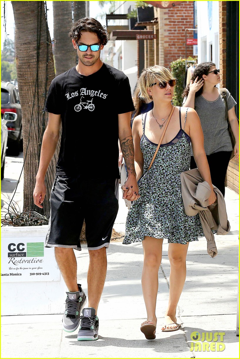 Kaley Cuoco Wears Crop Tops Now Because When She's Pregnant, She Won't ...