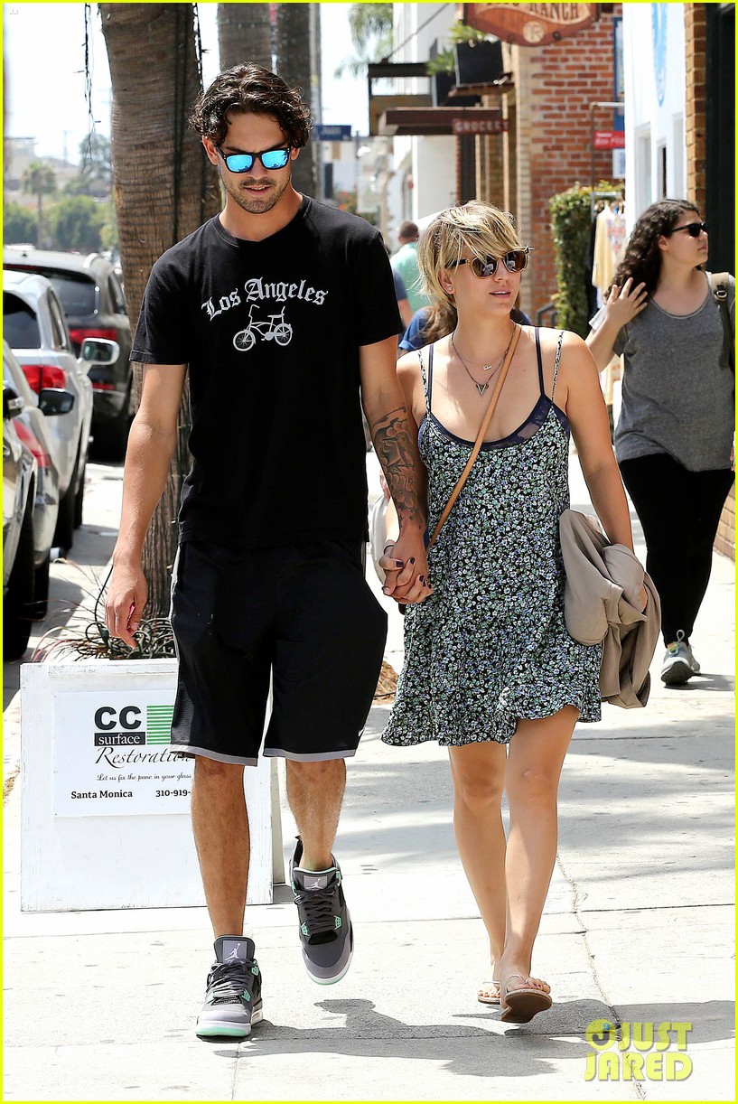 Kaley Cuoco Wears Crop Tops Now Because When She's Pregnant, She Won't ...