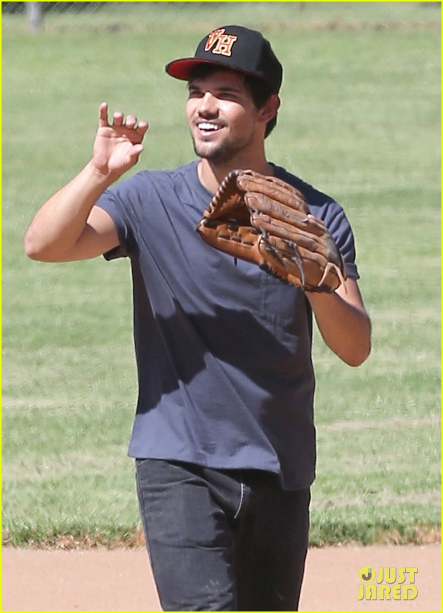 Taylor Lautner's Buff Arms Make Us Swoon During 'Run the Tide' Filming ...