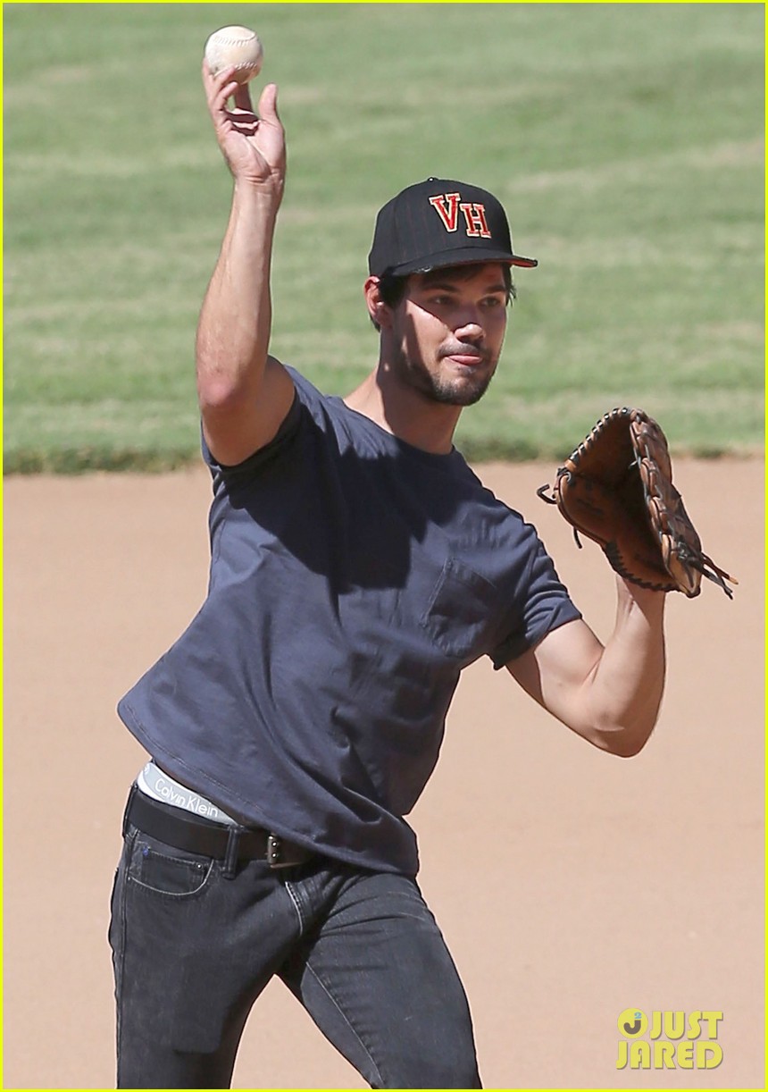 Taylor Lautner's Buff Arms Make Us Swoon During 'Run the Tide' Filming ...