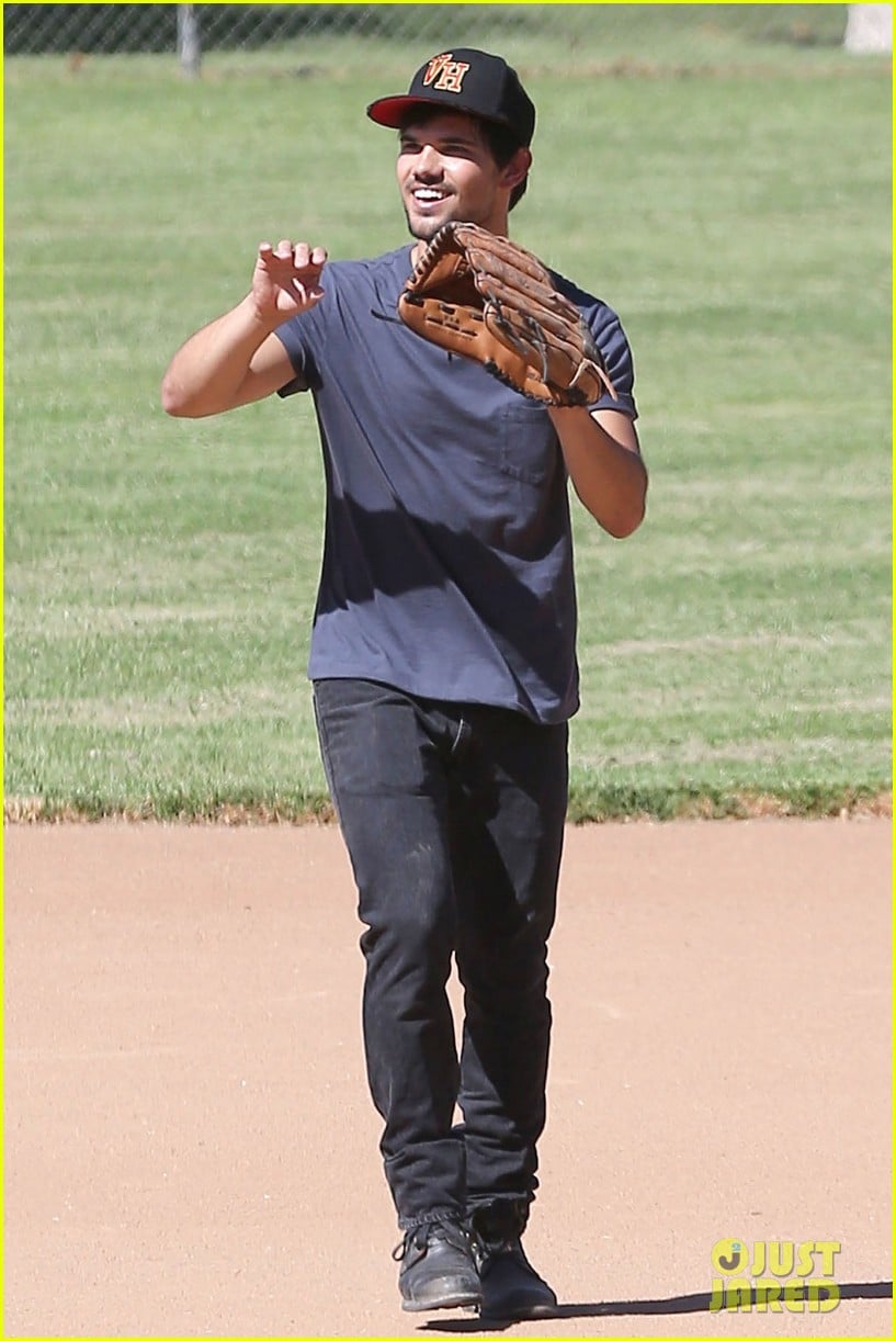 Taylor Lautner's Buff Arms Make Us Swoon During 'Run the Tide' Filming ...