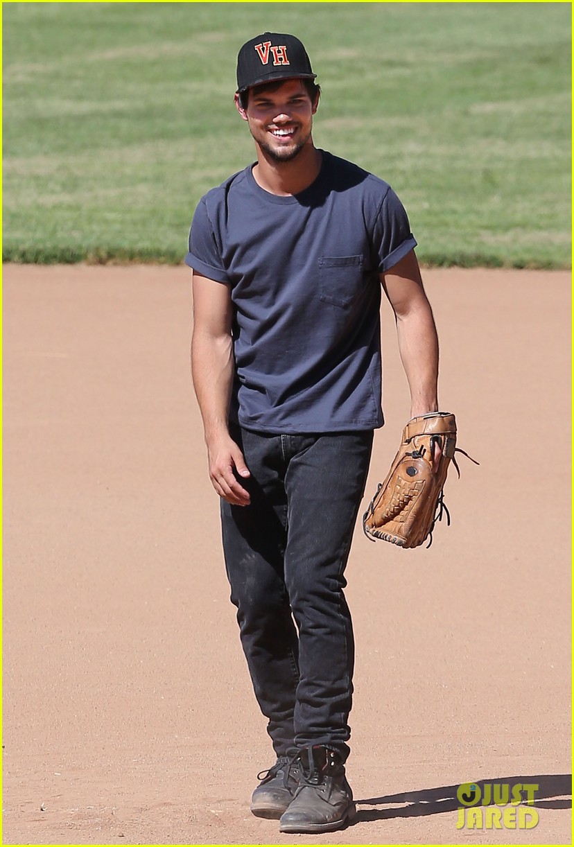 Taylor Lautner's Buff Arms Make Us Swoon During 'Run the Tide' Filming ...