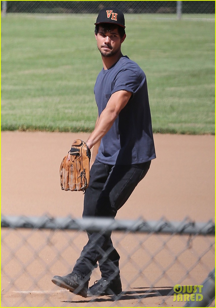 Taylor Lautner's Buff Arms Make Us Swoon During 'Run the Tide' Filming ...
