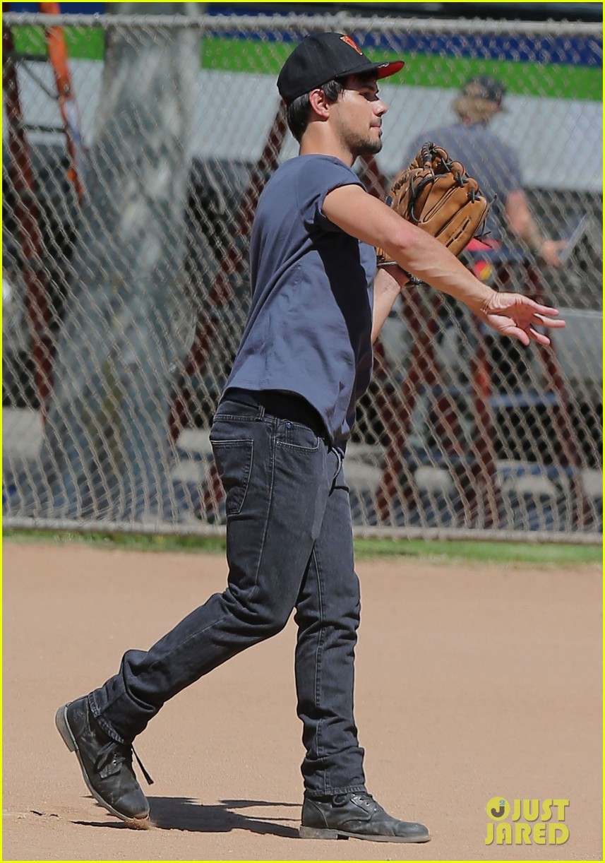 Taylor Lautner's Buff Arms Make Us Swoon During 'Run the Tide' Filming ...