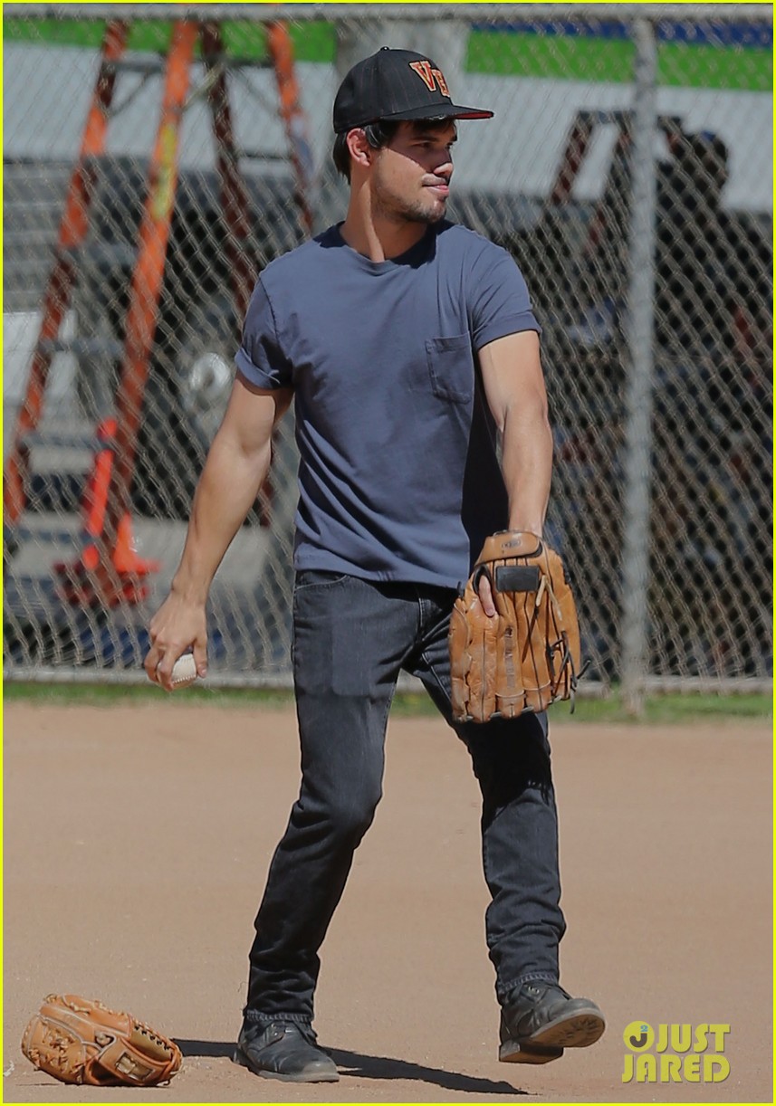 Taylor Lautner's Buff Arms Make Us Swoon During 'Run the Tide' Filming ...