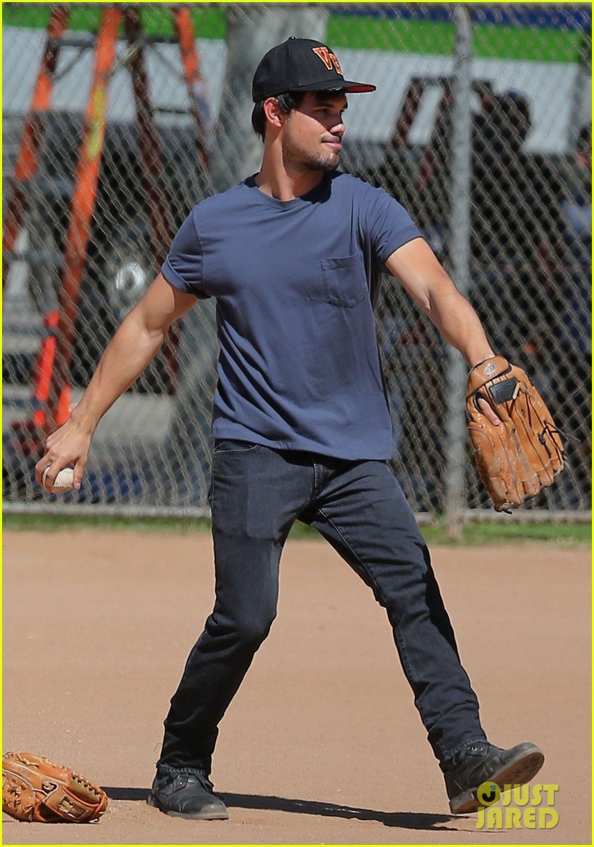 Taylor Lautner's Buff Arms Make Us Swoon During 'Run the Tide' Filming ...
