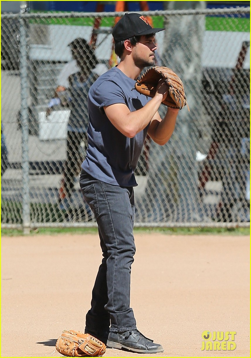 Taylor Lautner's Buff Arms Make Us Swoon During 'Run the Tide' Filming ...