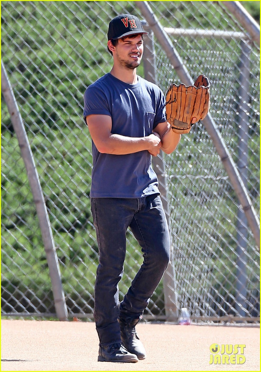 Taylor Lautner's Buff Arms Make Us Swoon During 'Run the Tide' Filming ...