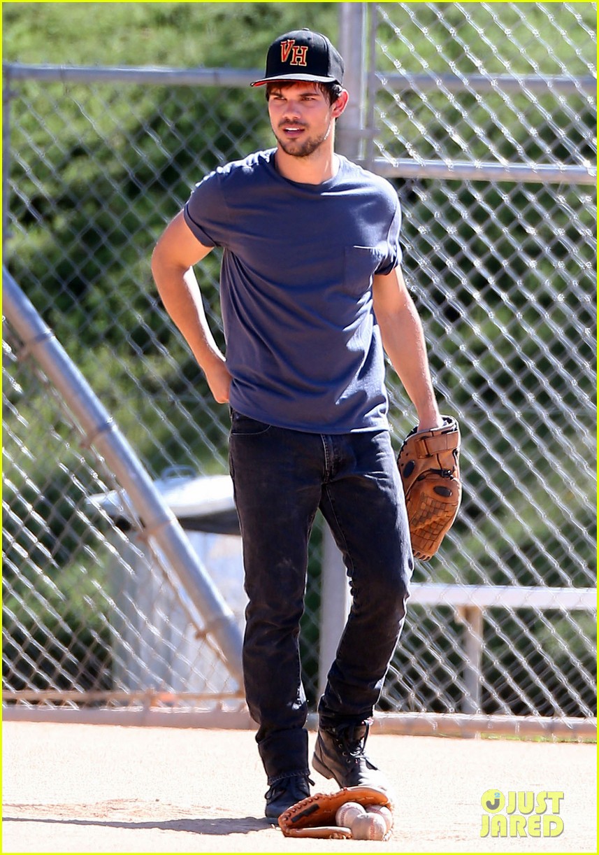 Taylor Lautner's Buff Arms Make Us Swoon During 'Run the Tide' Filming ...