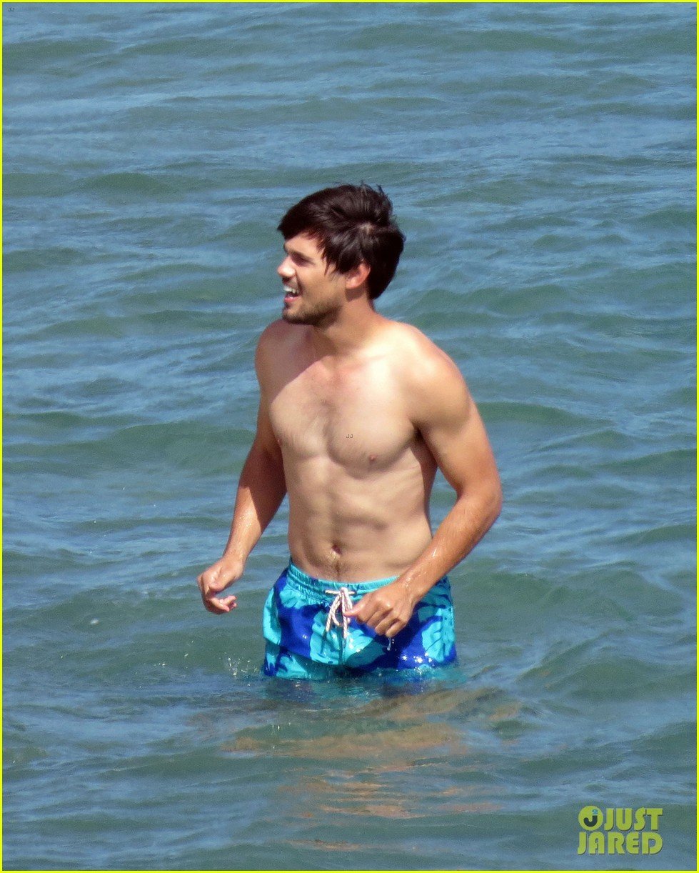 Taylor Lautner Goes Shirtless for 'Run the Tide' Beach Scenes!: Photo ...