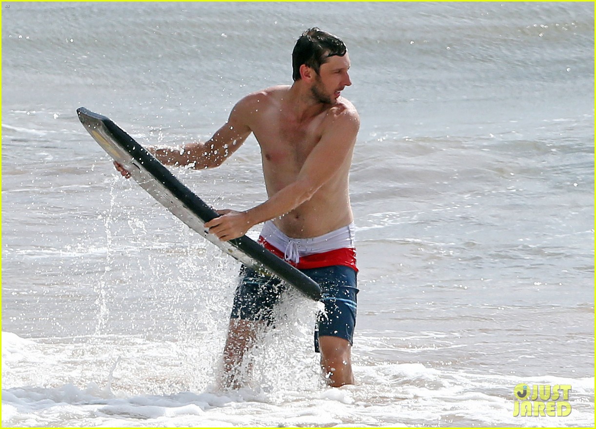 Zachary Levi Goes Shirtless for Hawaii Beach Vacation!: Photo 3134952 ...