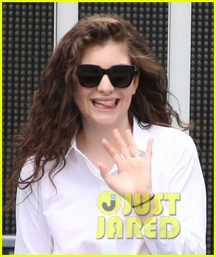 Lorde Sticks Her Tongue Out at Photographers in the Middle of Rehearsal ...