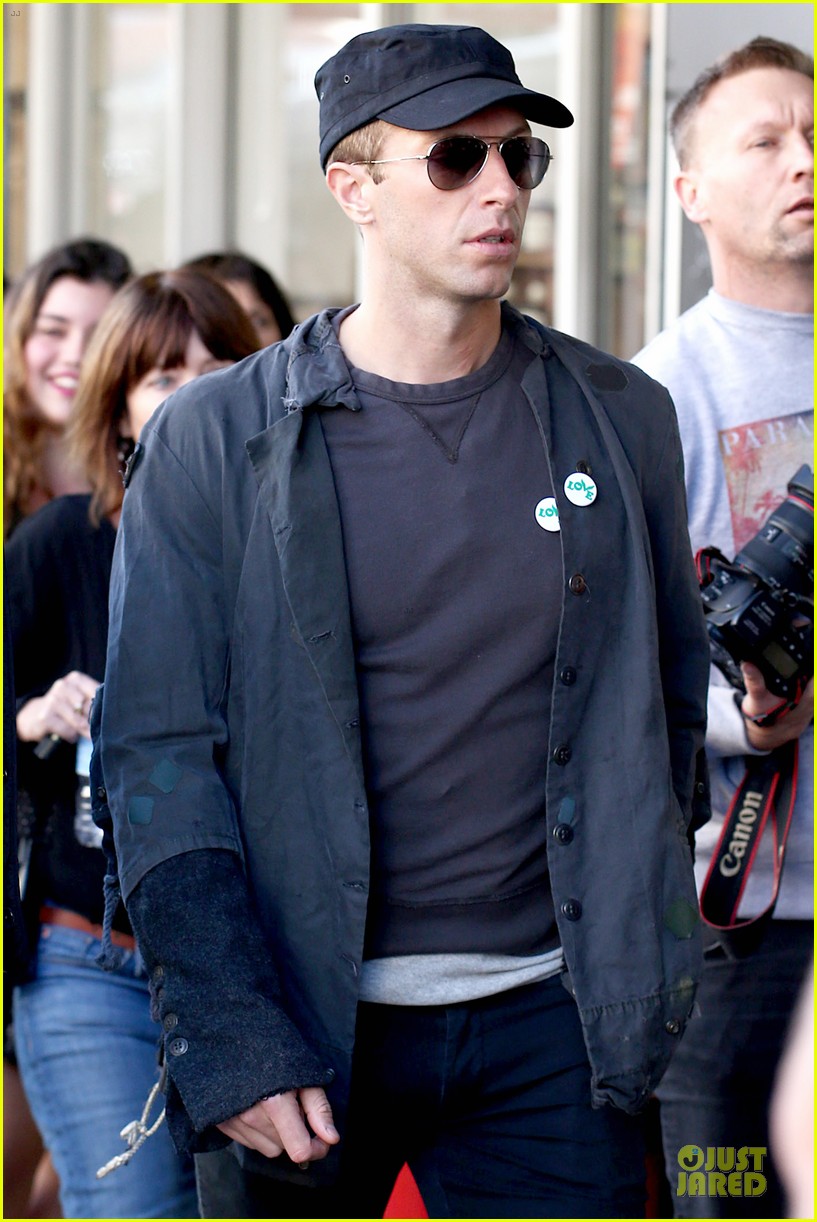 Chris Martin Flaunts Muscles For Coldplay's 'A Sky Full Of Stars' Music ...