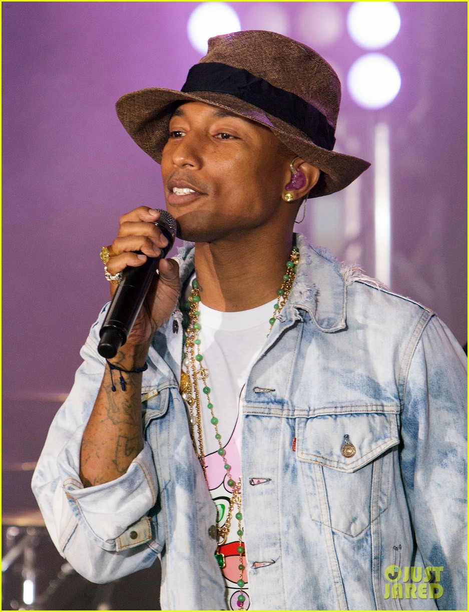 Pharrell Williams Braves Torrential Downpour to Perform 'Happy' on ...
