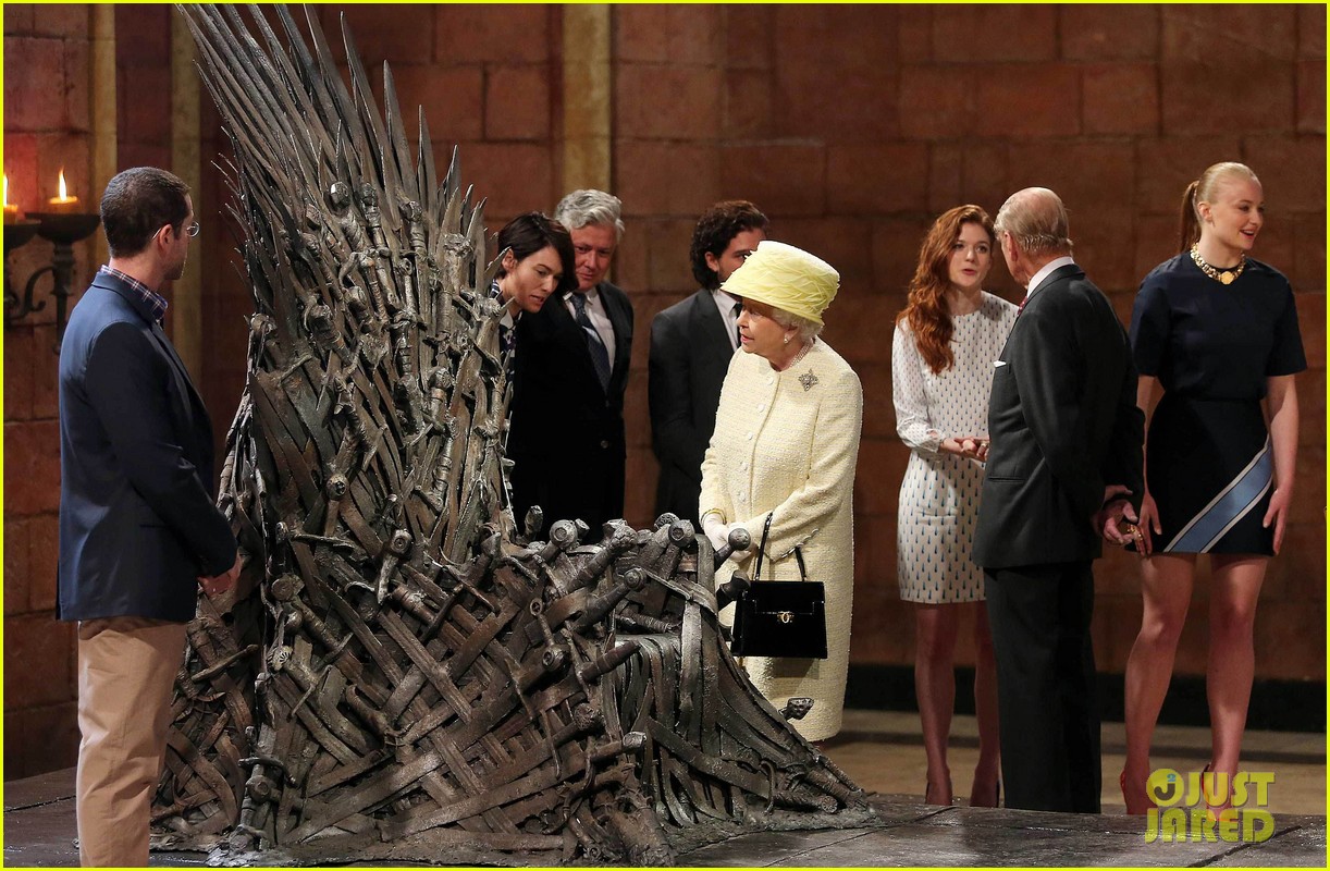 Queen Elizabeth Visits 'Game of Thrones' Set, Meets Cast Members Kit ...