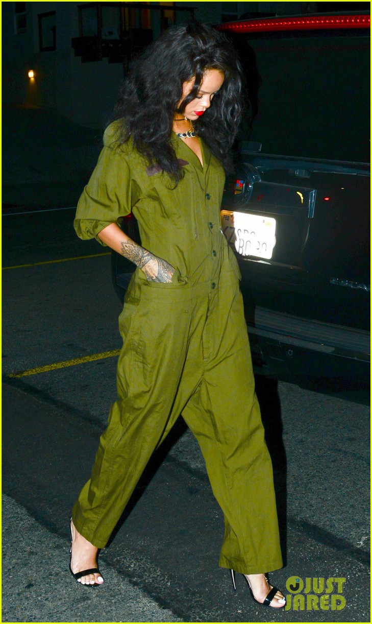 Rihanna Poses with Excited Fan Before Late Night Studio Session!: Photo ...