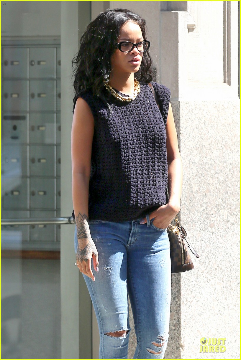 Rihanna Channels Her Inner Geek Before the CFDA Awards: Photo 3126720 ...