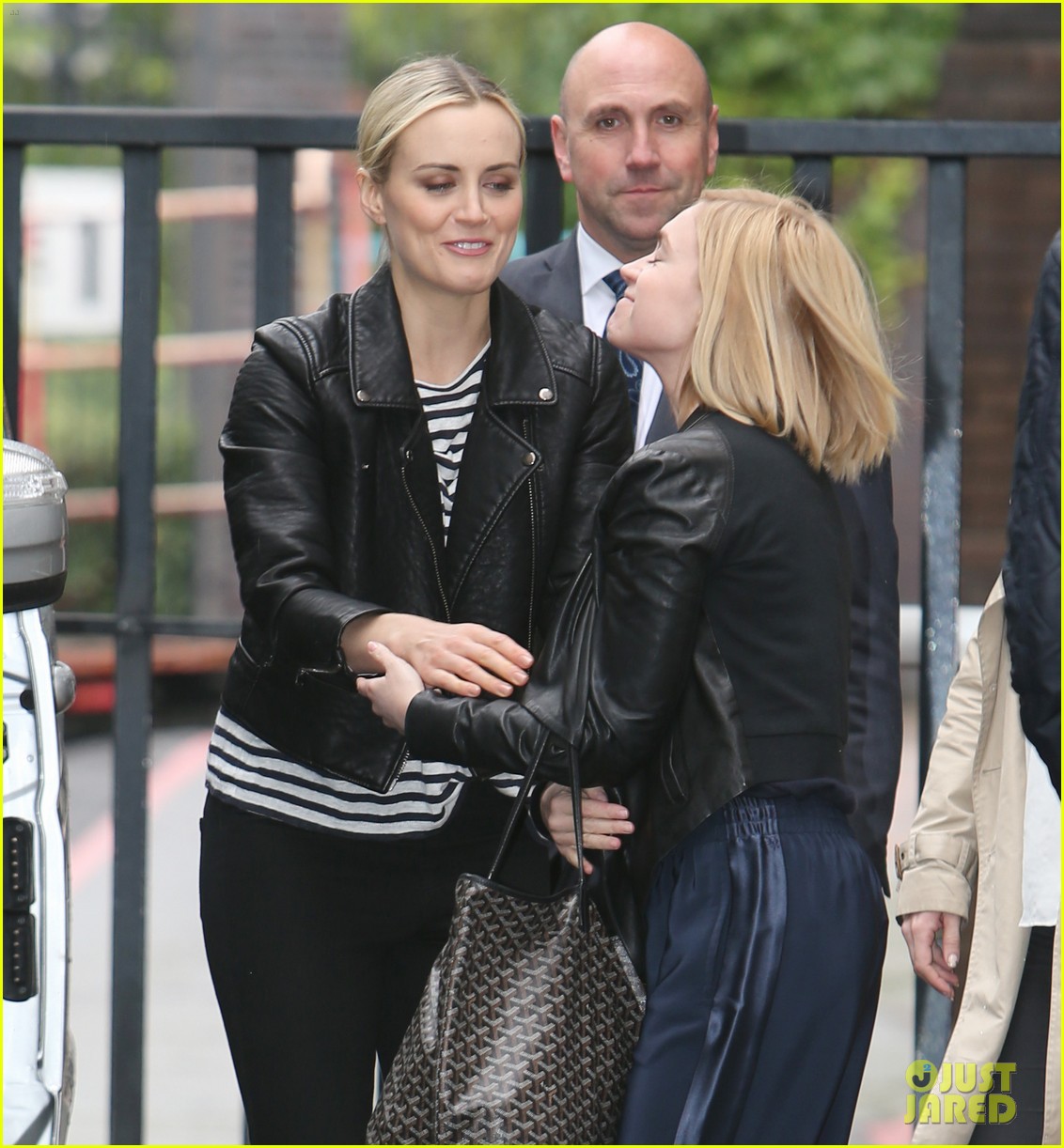 Taylor Schilling's 'Orange is the New Black' Season Two Premieres ...