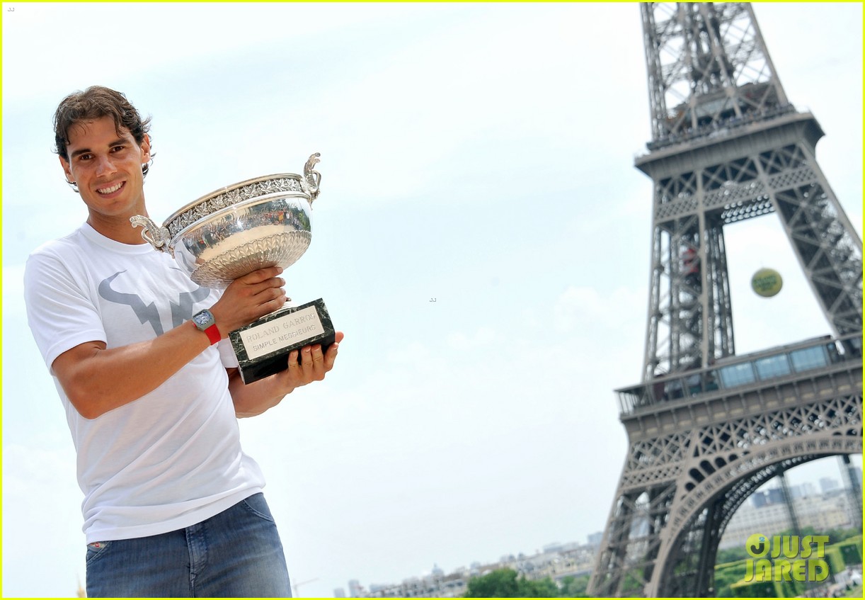 Maria Sharapova & Rafael Nadal Pose with Their French Open Trophies ...