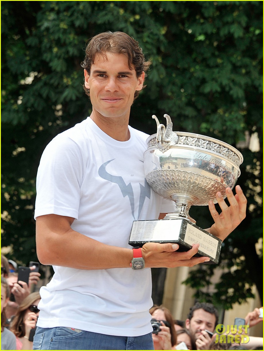 Maria Sharapova & Rafael Nadal Pose with Their French Open Trophies ...